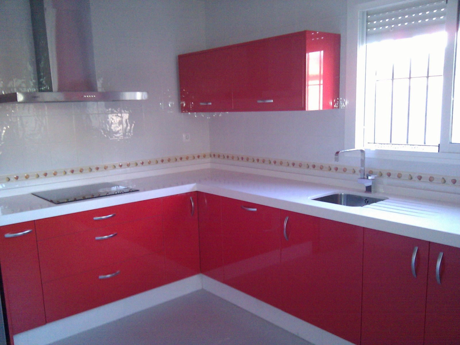 Sol, aire y madera, Cv en imágenes: Formica rojo brillo y Silestone